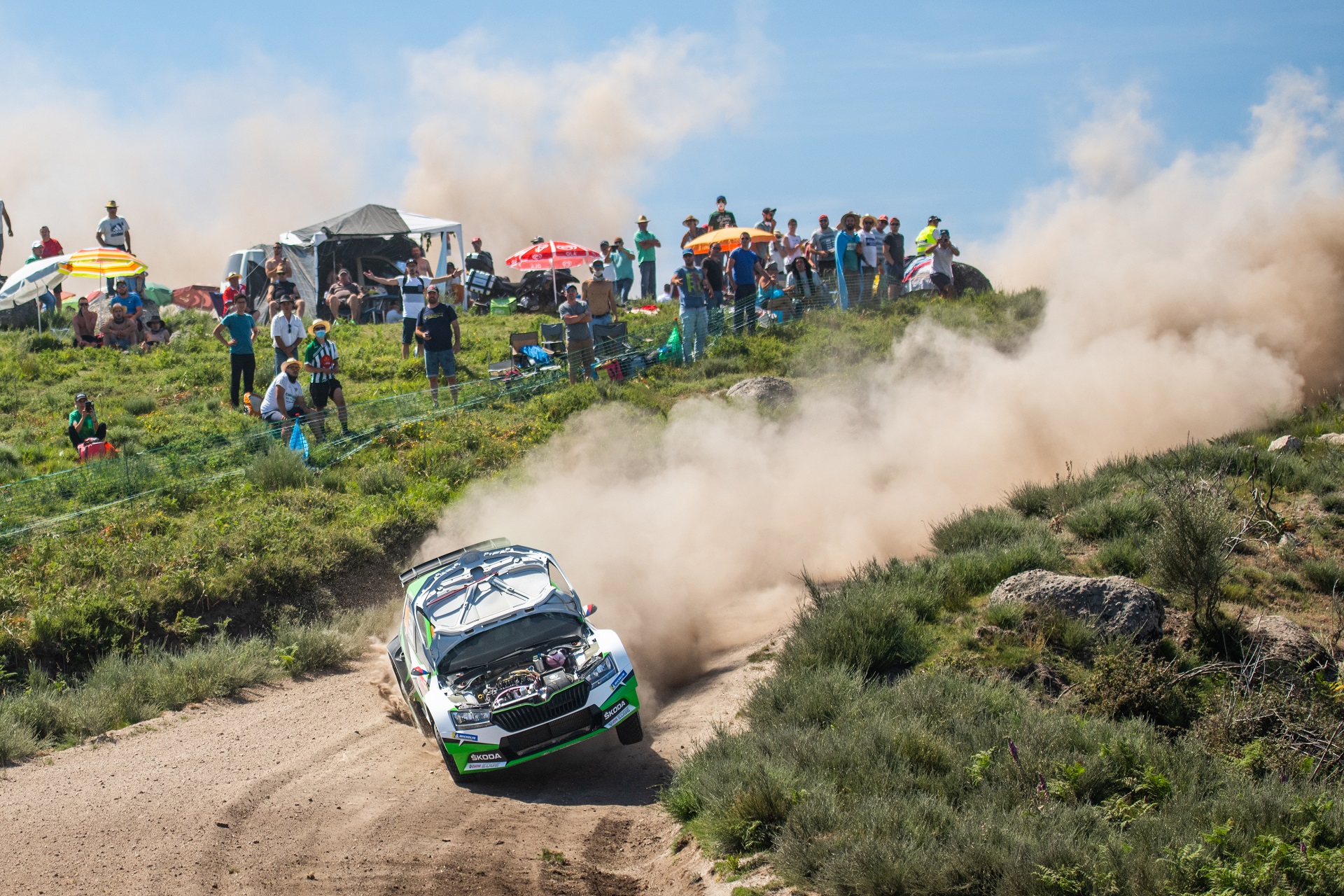 Η ολοκαίνουργια SKODA Fabia R5 evo, σημείωσε εντυπωσιακό 1-2 στο Ράλι ...