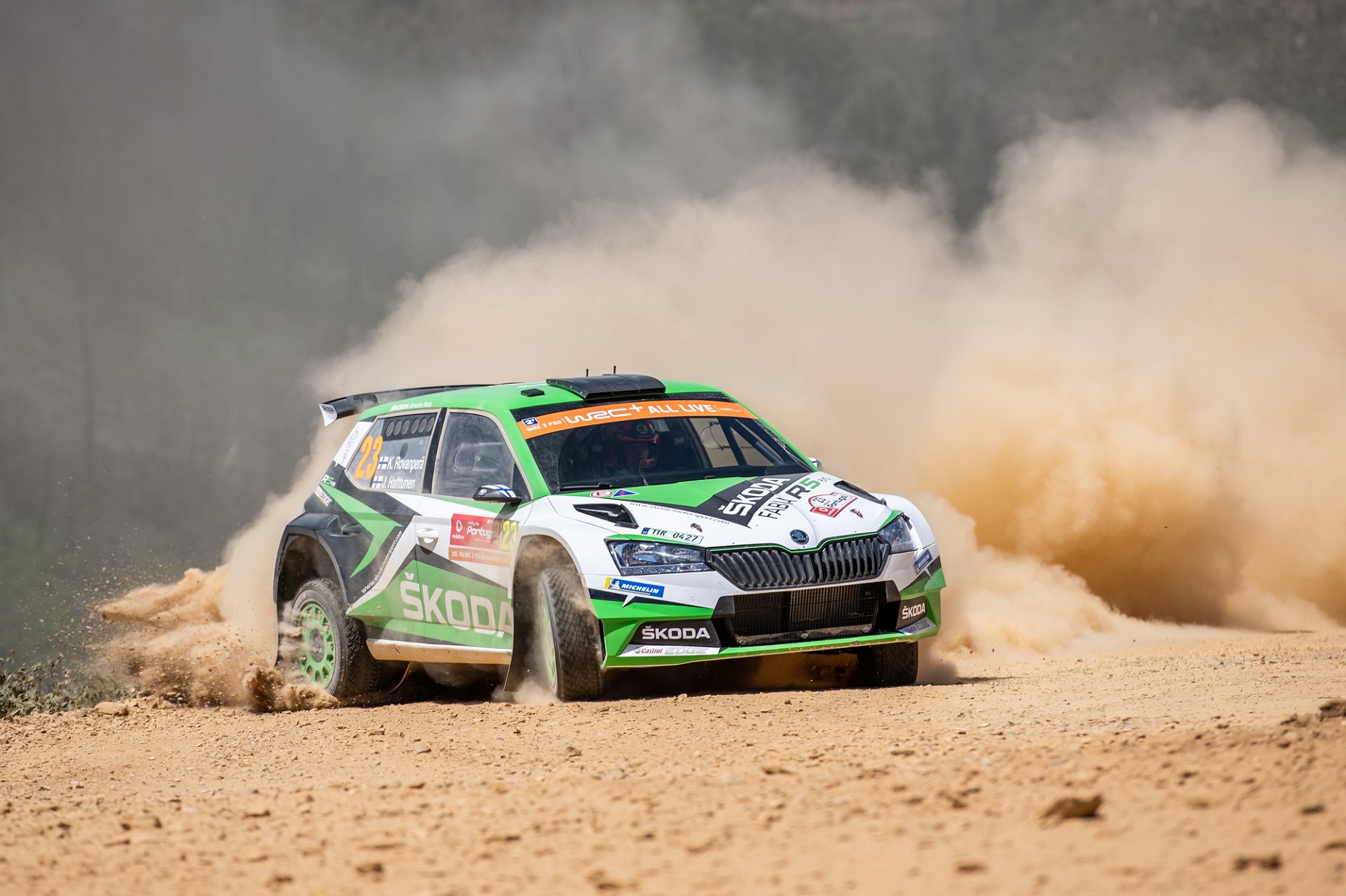 Η ολοκαίνουργια SKODA Fabia R5 evo, σημείωσε εντυπωσιακό 1-2 στο Ράλι ...